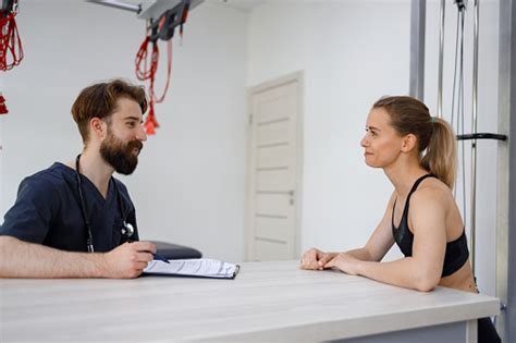 물리 치료사 의사가 재활 클리닉에서 젊은 운동 여성과 상담합니다 비교에 대한 스톡 사진 및 기타 이미지 비교 스포츠 부상 Istock