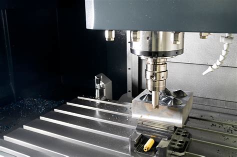 Cnc 밀링 머신은 인덱싱 가능한 반경 엔드밀 공구로 금형 부품을 거칠게 절단합니다 Cnc 장치에 대한 스톡 사진 및 기타 이미지 Cnc 장치 강철 거친 Istock