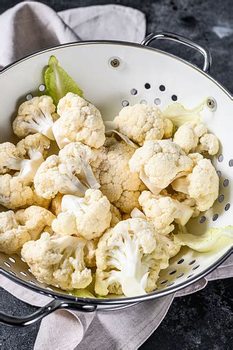 세척 된 신선한 콜리플라워는 소쿠리에 조각으로 잘라 검은 색 배경입니다 맨 위 보기 강판에 갈기에 대한 스톡 사진 및 기타 이미지 강판에 갈기 건강한 식생활 꽃