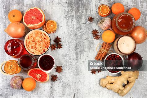 신선한 과일 채소 향신료 및 천연 성분으로 면역 체계를 강화합니다 독감과 감기 치료에 비타민 C가 함유된 건강한 천연 제품 유기 바이러스 보호 감귤에 대한 스톡 사진 및