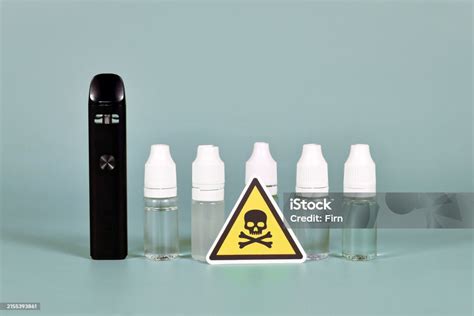 액체 용액이 담긴 병과 독성 두개골 경고 표시가 있는 전자 담배 0명에 대한 스톡 사진 및 기타 이미지 0명 개념 니코틴 Istock
