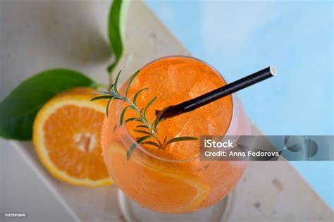 클래식 이탈리아 아페리티프 아페롤 스프리츠 칵테일 글래스와 수영장 옆의 오렌지 조각 수영장 파티에서 여름 아이스 음료 건강관리와