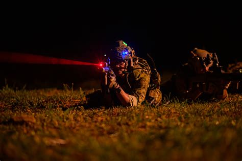위장복을 입은 군인들이 소총으로 조준하고 있습니다 야간에 군사 작전 중 발사 준비 군사 작전에서 훈련하는 군인 감시에 대한 스톡