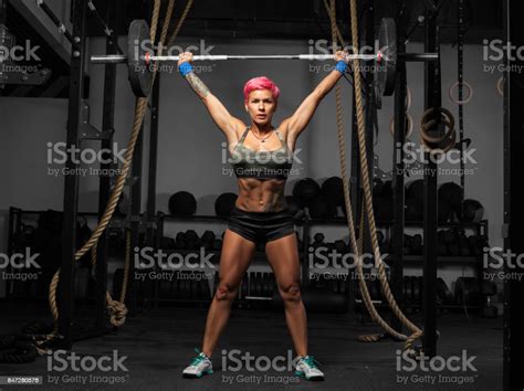 무거운 중량 운동을 하 고 체육관에서 근육 여자의 전체 길이 초상화 가냘픈에 대한 스톡 사진 및 기타 이미지 가냘픈 건강한 생활방식 결심 Istock