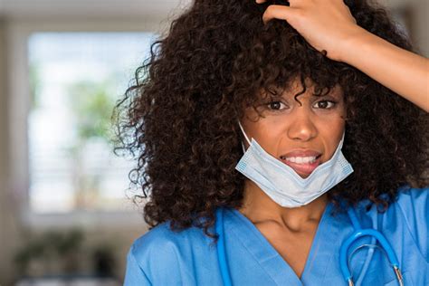 아프리카계 미국인 여자 의료 전문가 손으로 머리에 압박 충격 수치심과 깜짝 얼굴로 분노와 좌절 두려워 하 고 실수에 대 한 화가 간호사에 대한 스톡 사진 및 기타 이미지