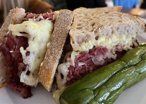 Café Bartine Blinkt Uit In Alles De Buik Van Den Haag