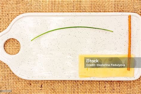 할로윈 파티 음식 아이디어 빗자루 식용 단계 1 흰색 접시에 치즈 짠 막대기와 부추 맨 위 보기입니다 0명에 대한 스톡 사진 및