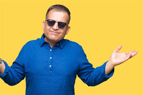 중세 아랍 사람 고립 된 배경 우 둔 하 고 혼란 스 러 워 식으로 발생 하는 손과 팔에 선글라스를 착용 의심 개념입니다 감정에 대한 스톡 사진 및 기타 이미지 Istock