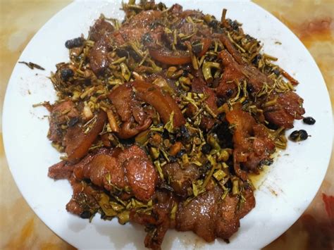 【椿芽炒肉的做法步骤图，椿芽炒肉怎么做好吃】爱做饭的晨哥下厨房