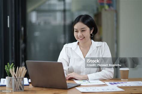 그녀의 사무실 방에서 노트북 컴퓨터를 가지고 일하는 아름다운 아시아 사업가 경영자에 대한 스톡 사진 및 기타 이미지 경영자 교육부 장관 정치인 기업 비즈니스 Istock
