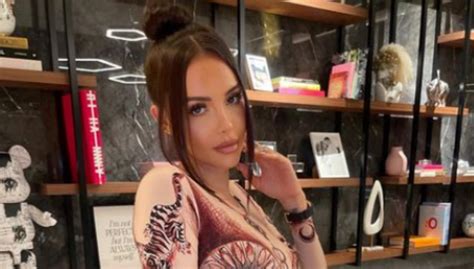 T Es Loin D Tre Une Lumi Re Nabilla Essaie De R Soudre Une Nigme Et Se Fait Allumer Par