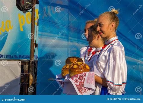 As Meninas Na Roupa Tradicional Ucraniana Preparam Se Ao Visitante Desejado Foto De Stock