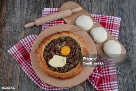 터키 음식 삶은 고기와 달걀 피카 카라데니즈 삶은 고기 피데 Turkish Pide에 대한 스톡 사진 및 기타 이미지 Turkish Pide 가루로 빻은 고기