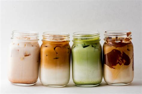 아이스 커피 카푸치노 또는 라떼 찐 우유와 거품우유 거품이 있는 에스프레소는 갈색 설탕을 얹어 얼음 위에 얹습니다 클래식 한 이탈리아 또는 프랑스 카페 좋아하는 커피 마실