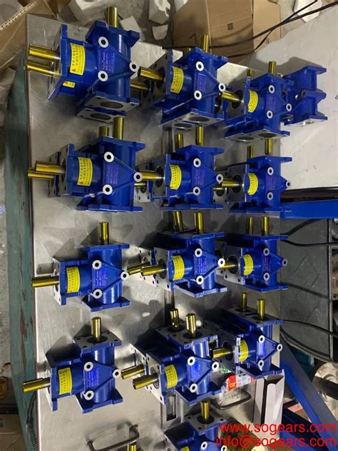 R 시리즈 솔리드 샤프트 헬리컬 웜 기어 박스 트랙터 Pto 멀티 플라이어 기어 박스 25kw 기어 박스 마린