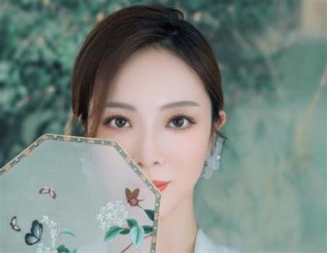 33岁央视著名主持人李思思，竟嫁65岁老公，婚后生活如何？