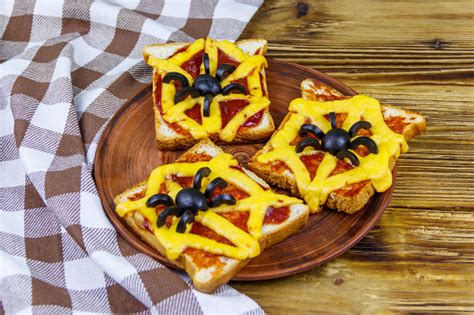 나무 테이블에 할로윈 파티를위한 거미와 거미줄 재미있는 샌드위치 10월에 대한 스톡 사진 및 기타 이미지 10월 가을 거미 Istock