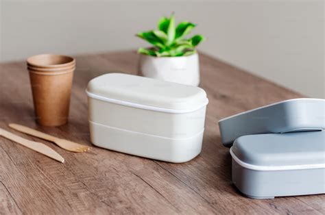 나무 포크와 숟가락 근처에 두 개의 닫힌 플라스틱 2 층 도시락과 나무 배경에 종이컵 선택적 초점 사진 Unsplash의 우크라이나 이미지