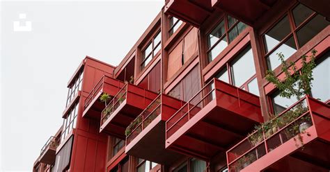 발코니에 발코니와 식물이 있는 높은 빨간색 건물 사진 Unsplash의 무료 베를린 이미지