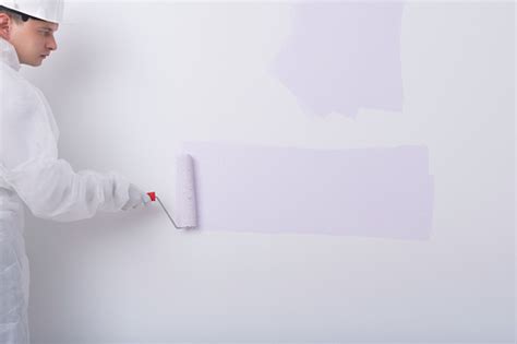 보호 복과 헬멧에 화가 벽에 페인트를 적용 롤러 쓰기위한 장소가있다 35 39세에 대한 스톡 사진 및 기타 이미지 35 39세 개선 남성 Istock