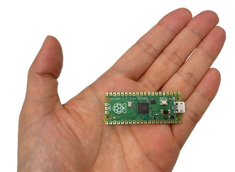 2021年にイギリスのラズベリーパイ財団が販売を開始した、ラズパイの新シリーズです。picoは マイクロコントローラー（マイコン）と呼ばれる