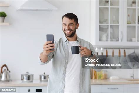 스마트 폰에서 커피를 마시고 휴대 전화로 셀카를 찍는 수염을 가진 쾌활한 성인 유럽 남자 남자에 대한 스톡 사진 및 기타 이미지 남자 셀카 커피 마실 것 Istock
