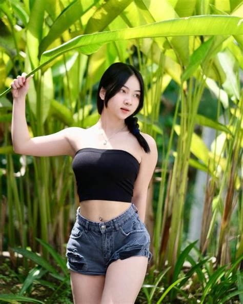 Potret Seksi Seleb Tiktok Angelina Bikin Susah Kedip Netizen Putih