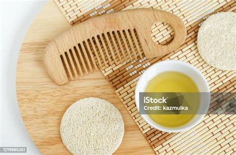 올리브 오일 수세미 스폰지와 나무 머리 러쉬 수제 마스크를 준비하기위한 성분 자연 미용 트리트먼트 레시피와 제로 폐기물 개념 상단 보기 복사 공간 올리브유에 대한 스톡 사진