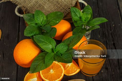 어두운 접시에 유리 그릇에 민트와 함께 신선한 오렌지 주스 어두운 배경 평면도 복사 공간에 오렌지 주스 0명에 대한 스톡 사진 및 기타 이미지 Istock