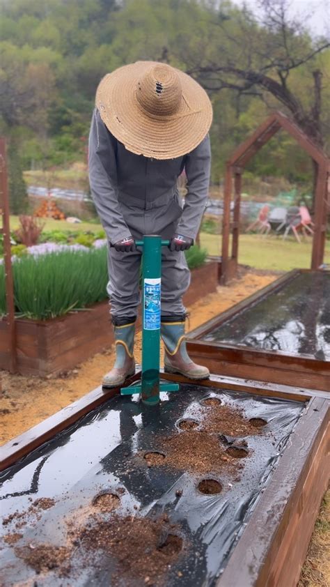 김용철 디자이너 가드너 메이커 자랑스러운 우리나라 농기구입니다 이름은 식재삽 콩콩이”입니다 잘 사용하면 한번 액션에 땅이 파지고 파진 구멍 옆에 곱게 덮을