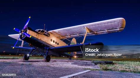 맑은 하늘과 밤 시간에 작은 비행장에 오래 된 빈티지 클래식 비행기 별 빛 아래 긴 노출에 버려진 복엽비행기 복엽기에 대한 스톡 사진 및 기타 이미지 Istock