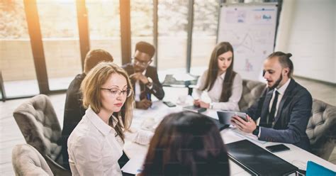 성공적인 팀 리더와 비공식 사내 비즈니스 회의를 이끄는 사업주 전경에서 노트북으로 작업하는 사업가 비즈니스 및 기업가 정신