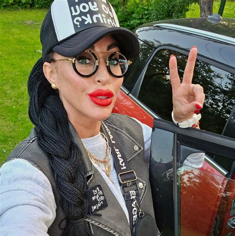 Утро начинается не с кофе а в отличной компании с подружками на природе — с бокалом вина🥂😁