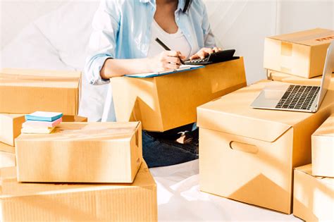 젊은 여자 프리랜서 작업 및 검사 목록 판지와 순서 쓰기 상자 침대 집에 중소 기업 비즈니스를 온라인 및 배달 개념 개념에 대한 스톡 사진 및 기타 이미지 Istock