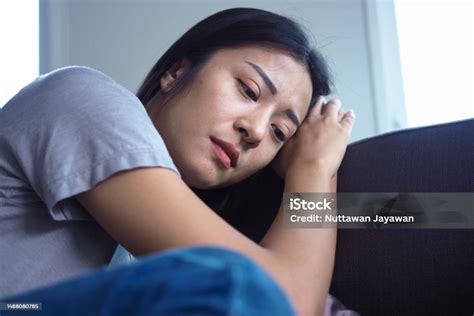 불행한 아시아 여자 소녀 실망 혼자 집에 문제에 대해 슬퍼 외로움을 느낀다 스트레스를 받다 나쁜 관계로 고통받다 헤어지다 이혼