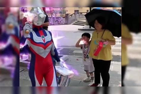妈妈扮成了奥特曼接孩子放学， 孩子惊喜不已