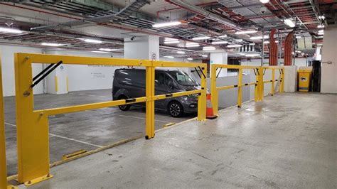 Loading Dock Safety Gate Barrier And Safety Astrolift