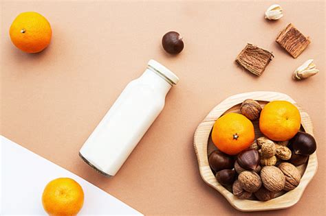 우유 다양한 견과류와 귤 건강 식품 플랫 평신기 개념과 텍스트 베이지 색 테이블에 우유 병 밤 호두 땅콩과 감귤류 과일 0명에 대한 스톡 사진 및 기타 이미지 Istock