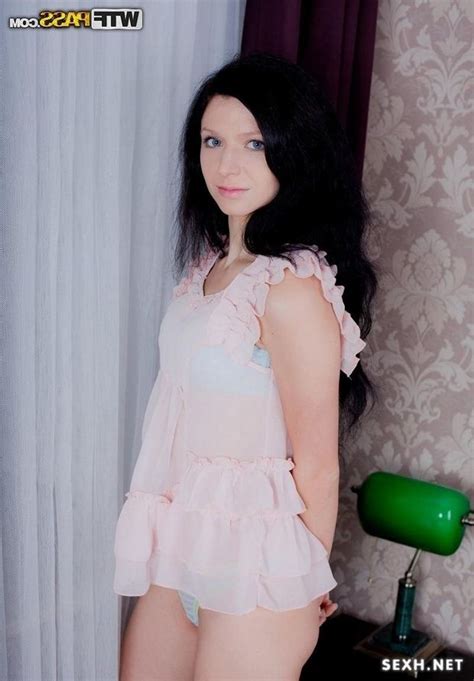 Нежная киска в постельке Pic