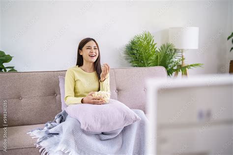 Foto De Asian Woman Watching Smart Tv And Using Remote Controller Hand Holding Television Audio