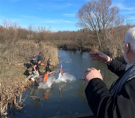 И в Борован скочиха за кръста на Богоявление снимки