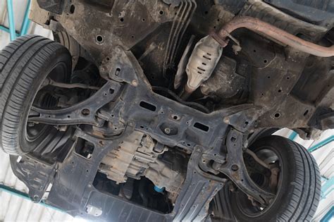 자동차 수리 및 유지 보수 서비스 자동차 리프트에 오래 된 자동차 수리 작업장에서 서스펜션 구동 기어 및 브레이크 시스템을 보여주는 자동차 섀시 아래 0명에 대한 스톡 사진