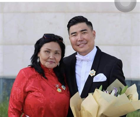 Жүжигчин Г Алтаншагай ээжээрээ гоёв ТАС МН