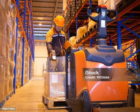 창고 노동자 는 상품 팔레트 및 전기 지게차 팔레트 잭과 바코드 스캐너를 스캔 바코드 스캐너에 대한 스톡 사진 및 기타 이미지