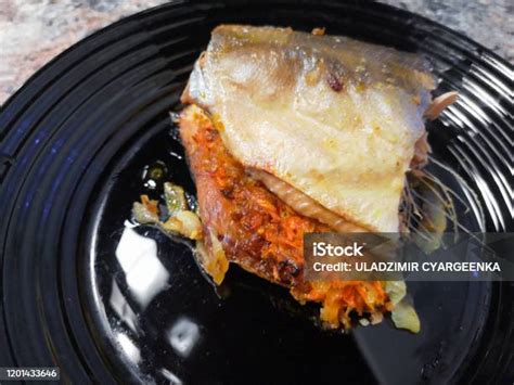 검은 접시에 당근과 물고기 검은 접시에 구운 물고기 화이트 크림 소스를 곁들인 생선과 당근 식사의 꾸준한 풀 샷 고급 요리에 대한 스톡 사진 및 기타 이미지 Istock