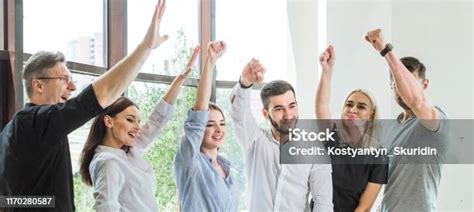 회의의 결과입니다 한 젊은 이들이 주먹을 들어 올린다 얼굴에 웃음과 미소 결정에 대한 스톡 사진 및 기타 이미지 결정 모임 미소 Istock