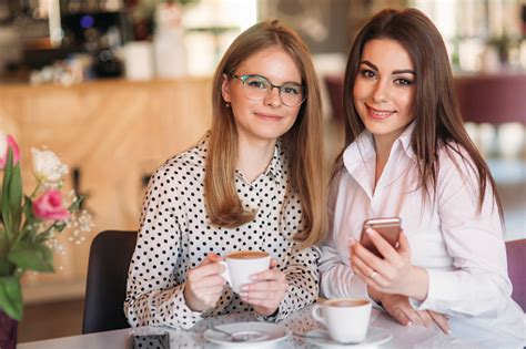 카푸치노를 마시는 및 전화를 사용 하 여 카페에 앉아 여자 2명에 대한 스톡 사진 및 기타 이미지 2명 명랑한 모던 양식 Istock