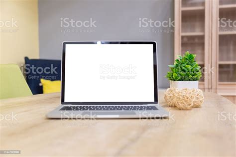 집에서 작업 빈 흰색 데스크톱 화면과 노트북을 사용 하 여 사업가의 모형 이미지 Mars Global Surveyor에 대한 스톡 사진 및 기타 이미지 Mars