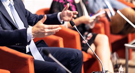 원탁 정치 회의 또는 국제 비즈니스 행사 또는 회의에서 알아볼 수 없는 참가자를 흐리게 처리 Publicity Event에 대한 스톡 사진 및 기타 이미지 Istock