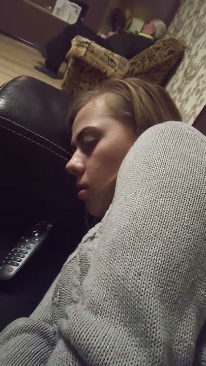 Прикол разбудил спящую девушку Youtube